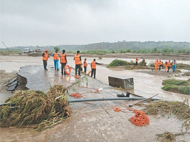 Chakwal reels under 430mm record rain - Newspaper - DAWN.COM