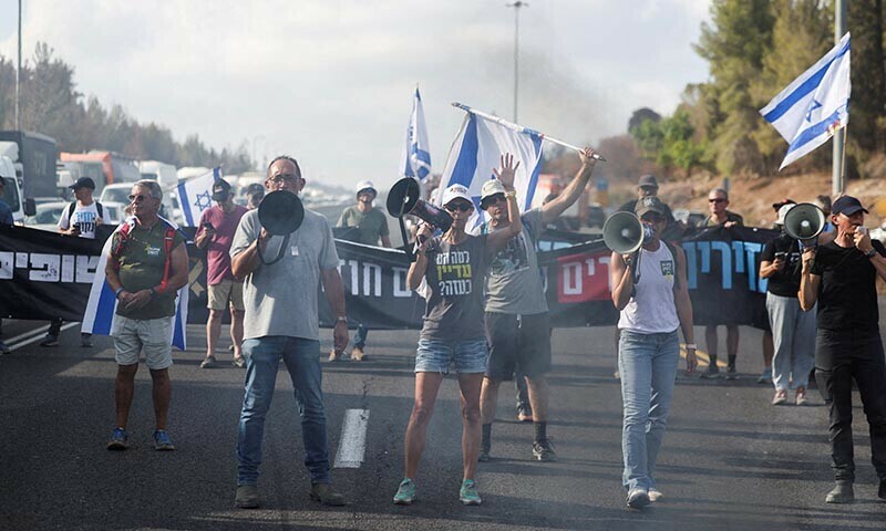 Antiwar protests block main highways across Israel - DAWN.COM