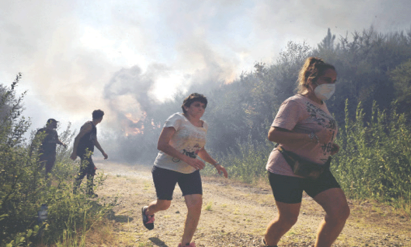 Spain battles 20 major wildfires amid scorching heat - World - DAWN.COM