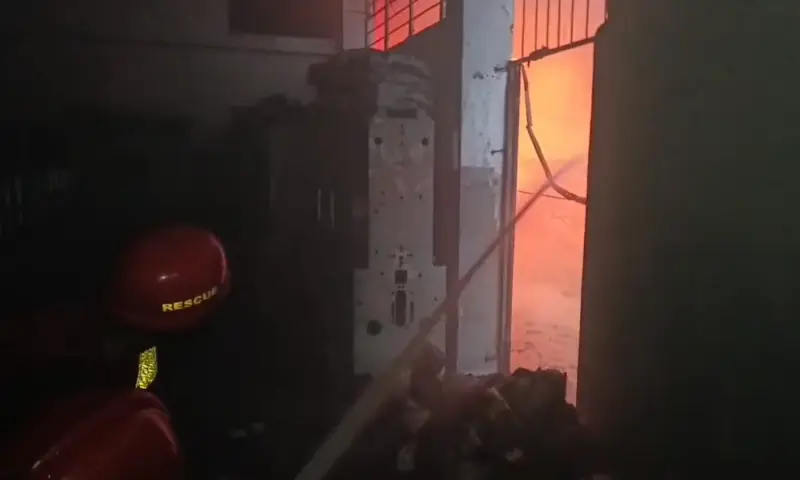 5 injured as massive blaze guts factory in north Karachi industrial area - Pakistan - DAWN.COM