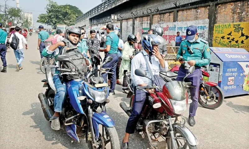 Dhaka on high alert following crude bomb, arson attacks - World - DAWN.COM