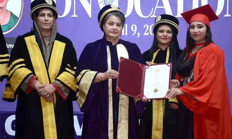 More than 2,000 get degrees at GCWUF convocation - Newspaper - DAWN.COM