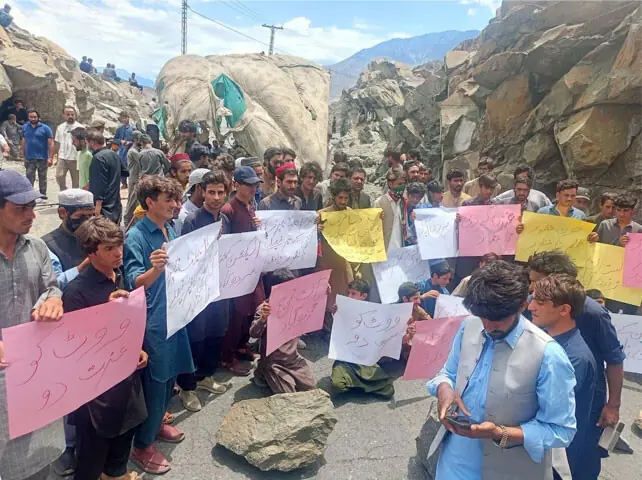 PPP supporters block KKH over disputed Diamer result - Newspaper - DAWN.COM
