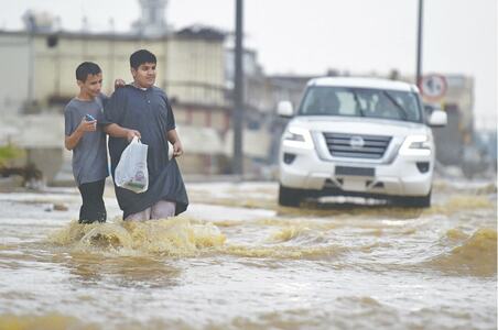Saudi storm brings lightning, fierce winds to Makkah - World - DAWN.COM