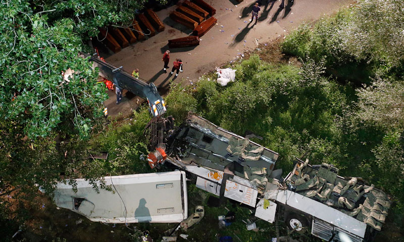 Italy coach plunge kills 38 - World - DAWN.COM