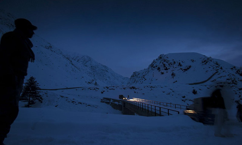 Avalanches, heavy snow kill 14 across Kashmir - Pakistan - DAWN.COM