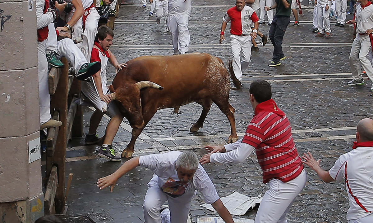 'Bulls' bullied men at Spain festival - World - DAWN.COM