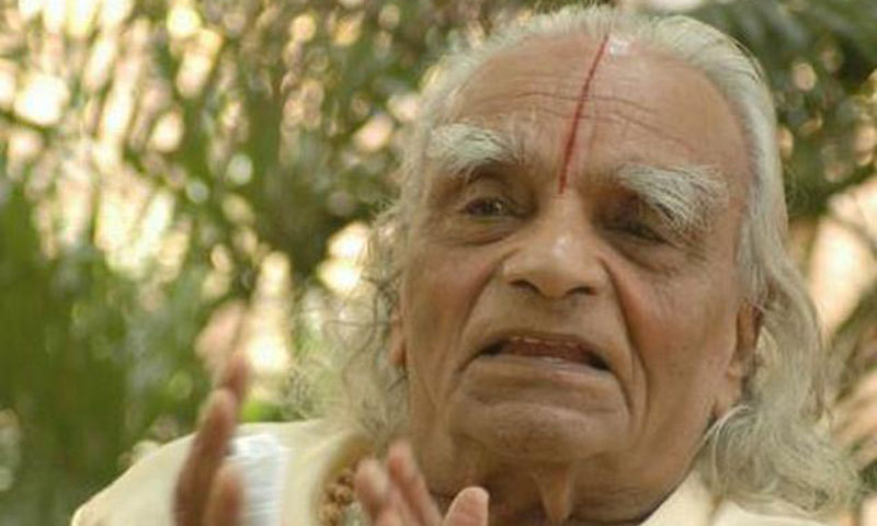 Iyengar yoga founder dies aged 95 - World - DAWN.COM