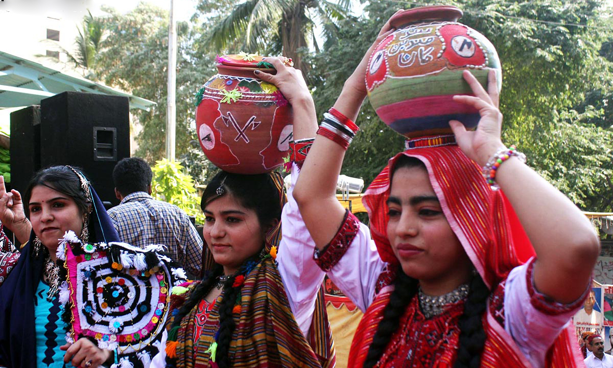 Sindh brings out its colours on 'Ajrak-Topi' day | Pakistan Defence