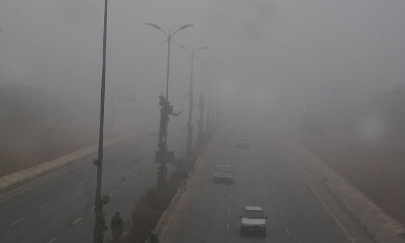 Dense fog engulfs Pindi, Islamabad - Newspaper - DAWN.COM