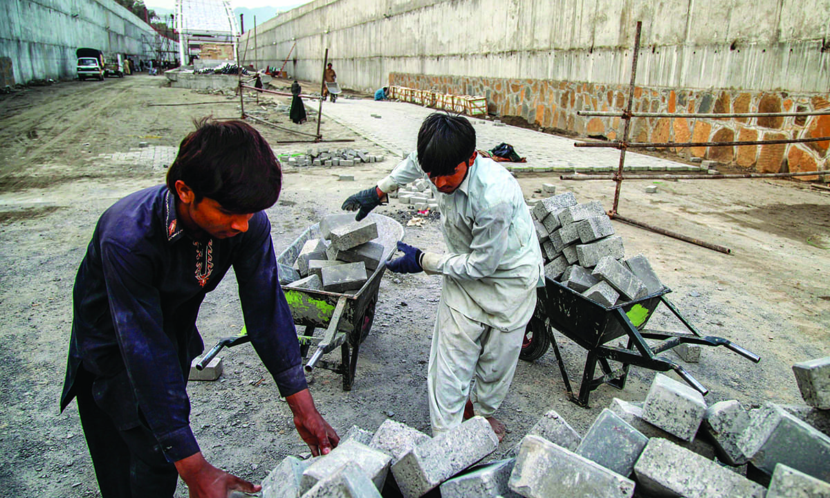Chai and camaraderie at the construction site - Pakistan - DAWN.COM