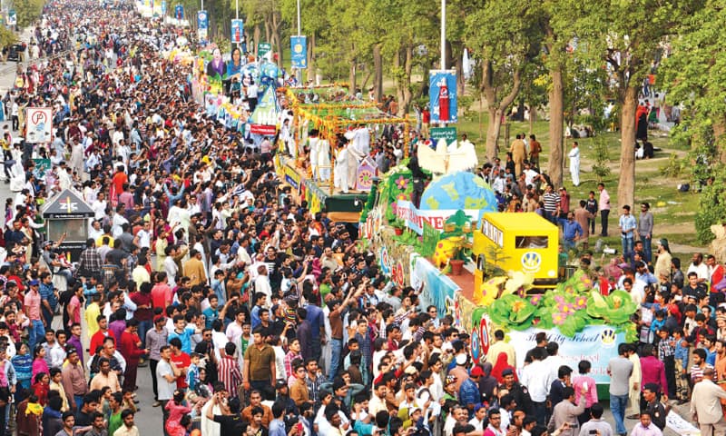 Tour de force Azm-i-Pakistan Parade in Gulberg - Pakistan - DAWN.COM