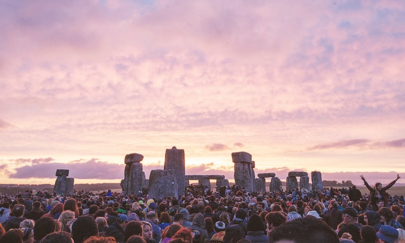 Thousands mark summer solstice at UK’s Stonehenge - Newspaper - DAWN.COM