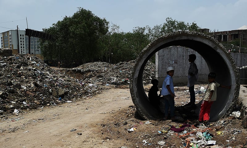 Problems ─ and rubbish ─ pile up for Delhi’s new leader - World - DAWN.COM