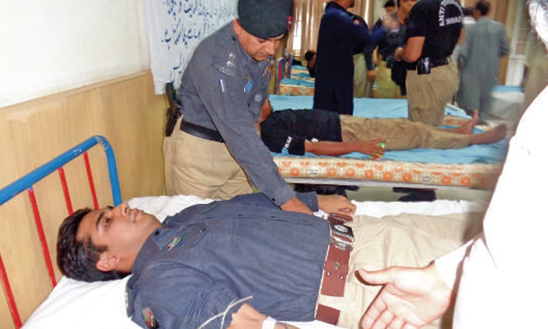Policemen donate blood for cancer patients - Pakistan - DAWN.COM