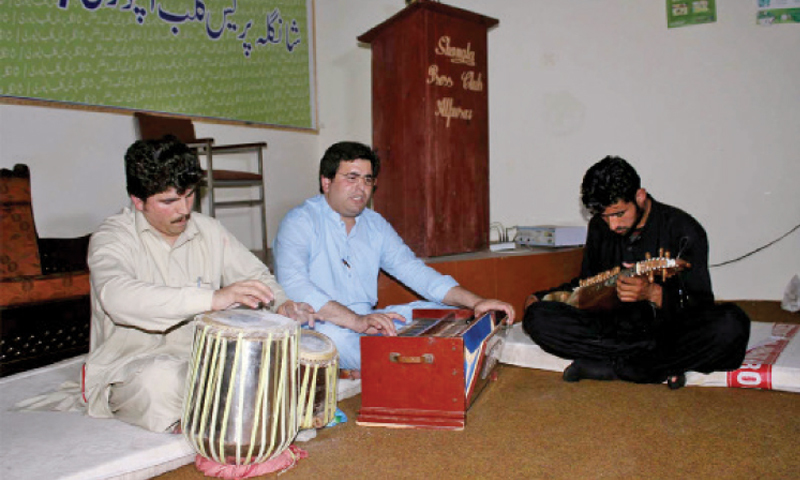 Pashto folk singers perform in Alpuri - Newspaper - DAWN.COM