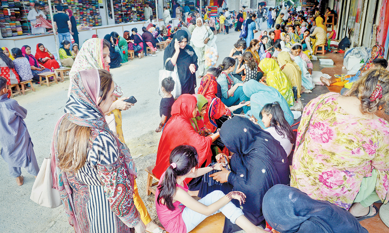 Henna application on chand raat - Newspaper - DAWN.COM