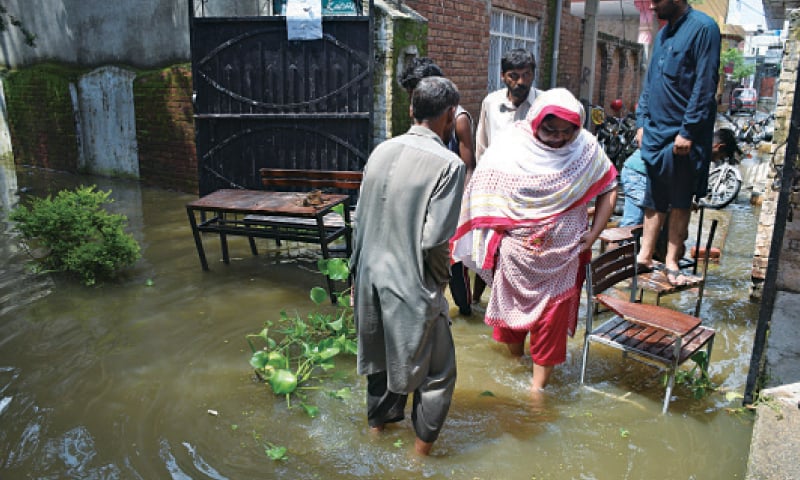 School announces holiday due to stagnant floodwater - Newspaper - DAWN.COM