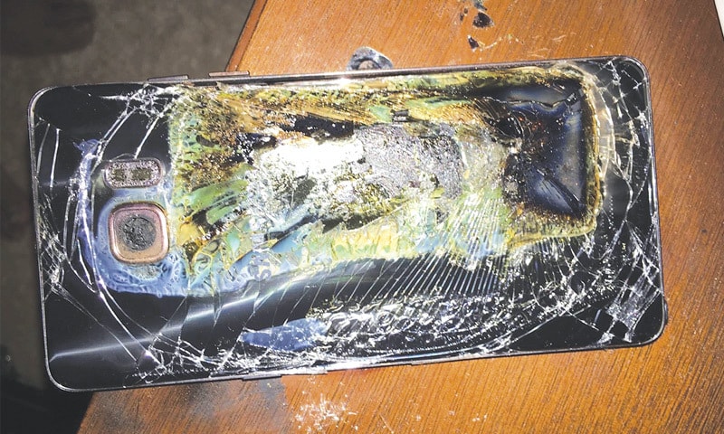 Crisis-hit Samsung pulls plug on troubled device - Newspaper - DAWN.COM