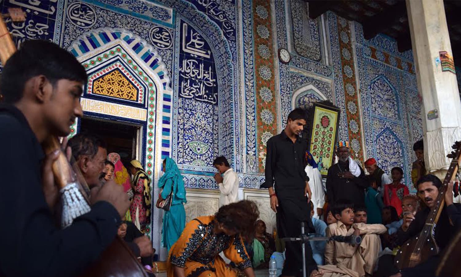 شاہ لطیف کا 273 واں عرس: منتیں مانگنے والوں کی حاضری - Pakistan - Dawn ...