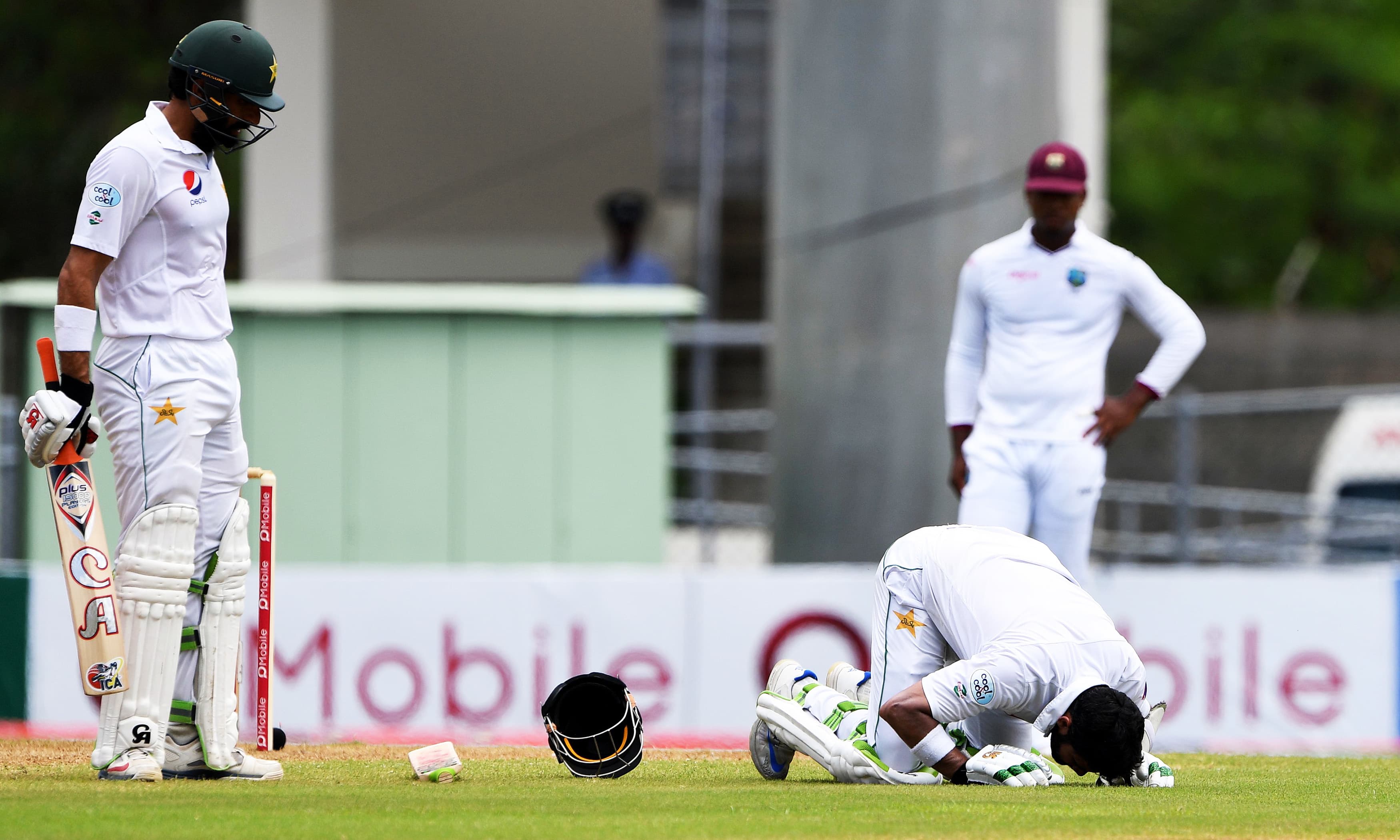 Azhar Ali's century anchors cautious Pakistan to 376 in third Test ...