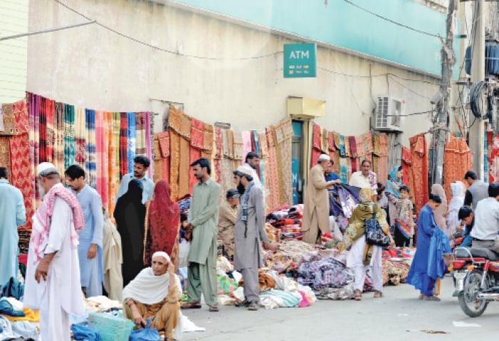 Chaotic traffic in Raja Bazaar belies RMC’s claims - Newspaper - DAWN.COM