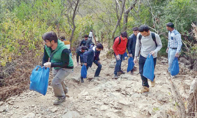 University students clean up Trail 5 - Newspaper - DAWN.COM