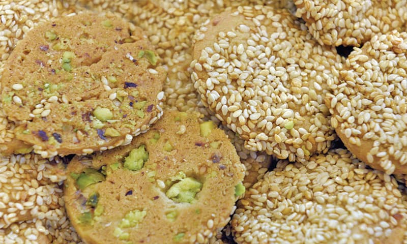 Baked vegetable pastry and sesame snaps with tea - Newspaper - DAWN.COM