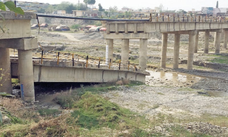 Road users suffer as bridge’s reconstruction delayed - Newspaper - DAWN.COM