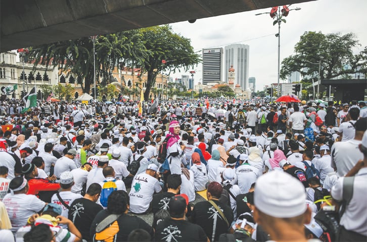Muslims rally to defend privileges in Malaysia - Newspaper - DAWN.COM