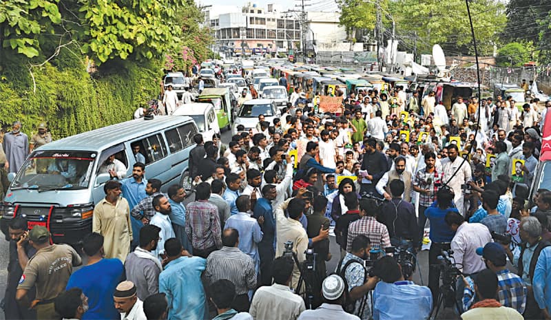 Rickshaw drivers decry heavy fines - Newspaper - DAWN.COM