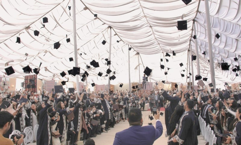 1,100 get degrees at IoBM convocation - Newspaper - DAWN.COM