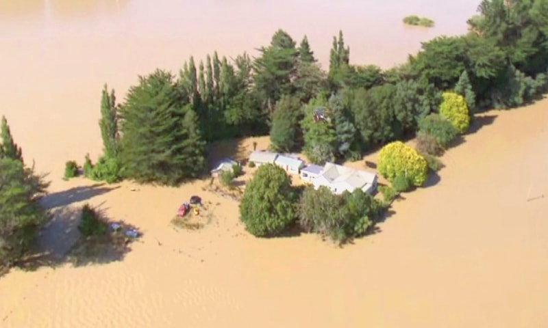 Thousands flee severe flooding in New Zealand - Newspaper - DAWN.COM