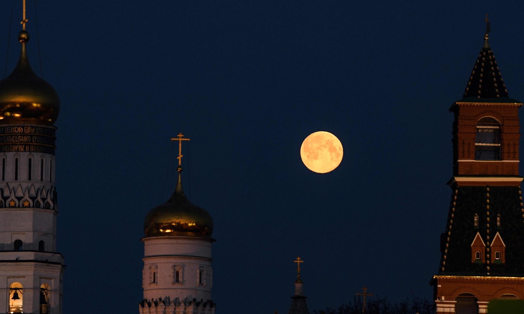 Largest supermoon of 2020 rises on a world battling Covid-19 - World ...