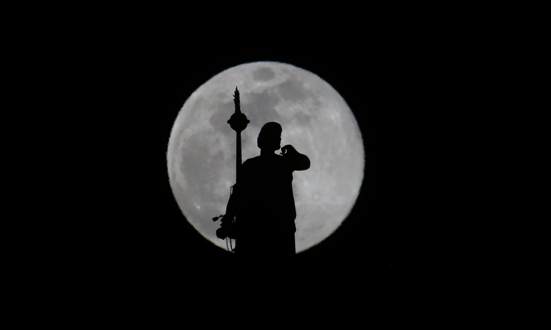 Largest supermoon of 2020 rises on a world battling Covid-19 - World ...