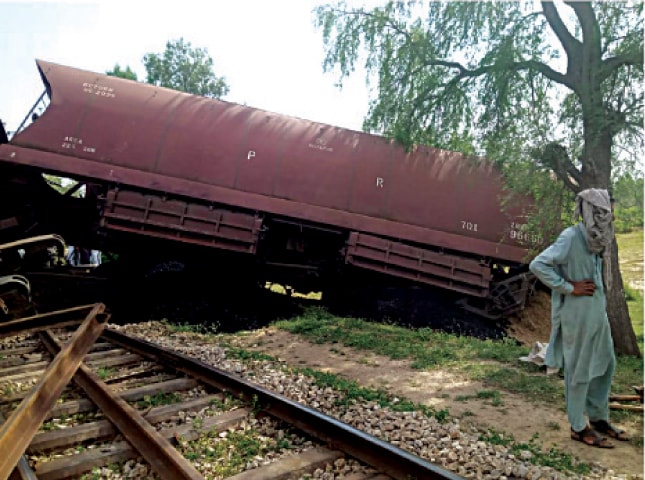 Five goods train bogies derail - Newspaper - DAWN.COM