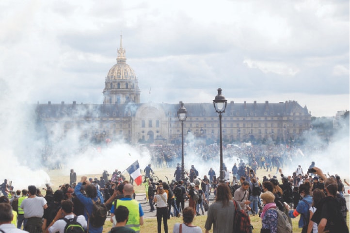 French police fire tear gas at healthcare protest - World - DAWN.COM