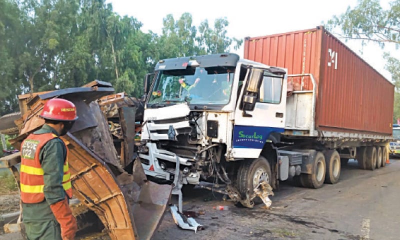 Three killed as trailer hits tractor-trolley - Newspaper - DAWN.COM