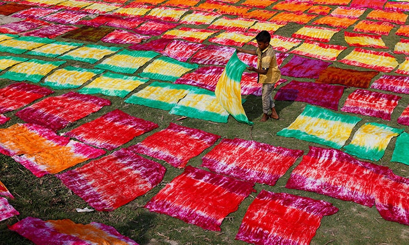 Dhaka trying to revive long-lost fabric meant for elite - World - DAWN.COM