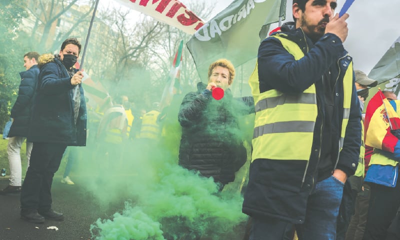 Spain’s truckers get gas price cut, but continue strike - Newspaper ...