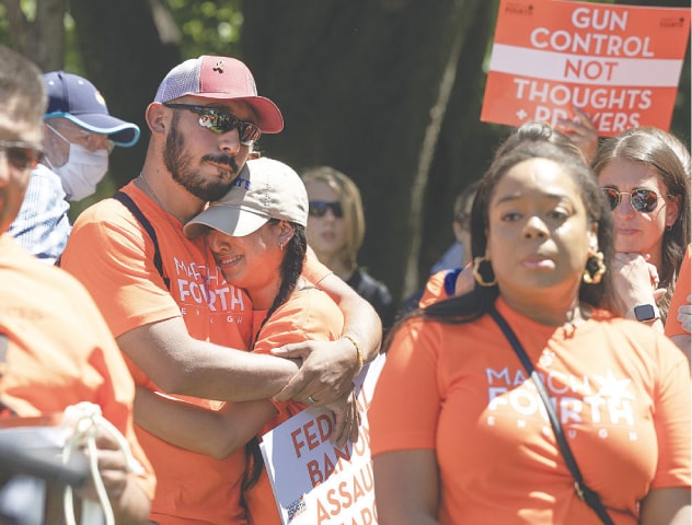 Video shows hesitant police response to Uvalde school shooting in US ...