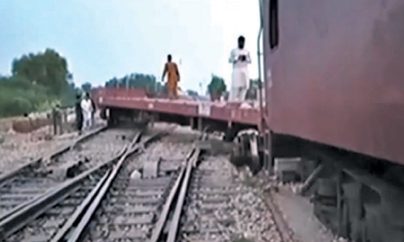 Two freight train bogies derail - Newspaper - DAWN.COM