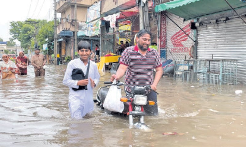 Heavy rain disrupts routine activities in Gujrat - Newspaper - DAWN.COM