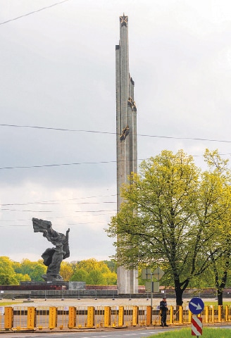 Latvia removes controversial Soviet-era monument - Newspaper - DAWN.COM