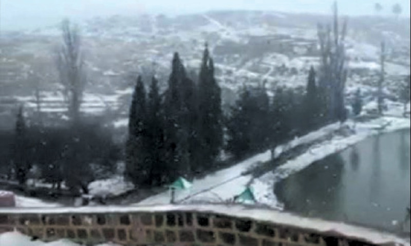 Snowfall in Fort Munro - Newspaper - DAWN.COM