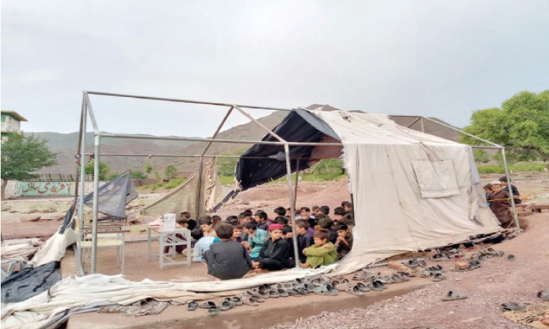 Strong winds uproot tents housing Bara schools - Newspaper - DAWN.COM
