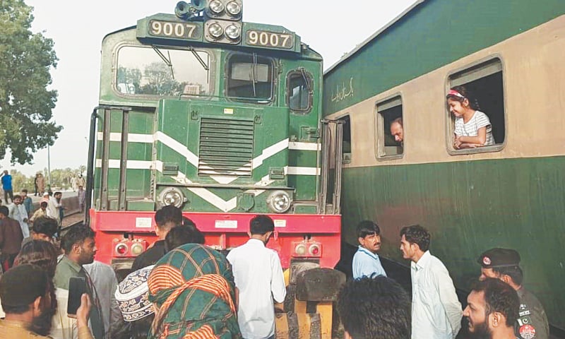 Green Line derails, narrowly escapes collision with Fareed Express in Ghotki - Pakistan - DAWN.COM