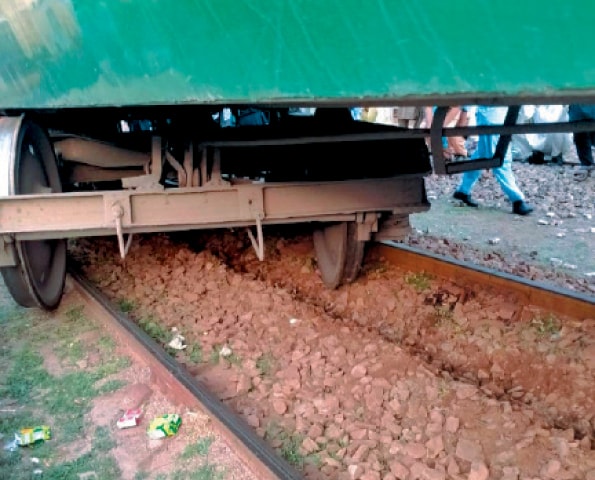 Train’s bogie derails at Badumalhi station - Newspaper - DAWN.COM