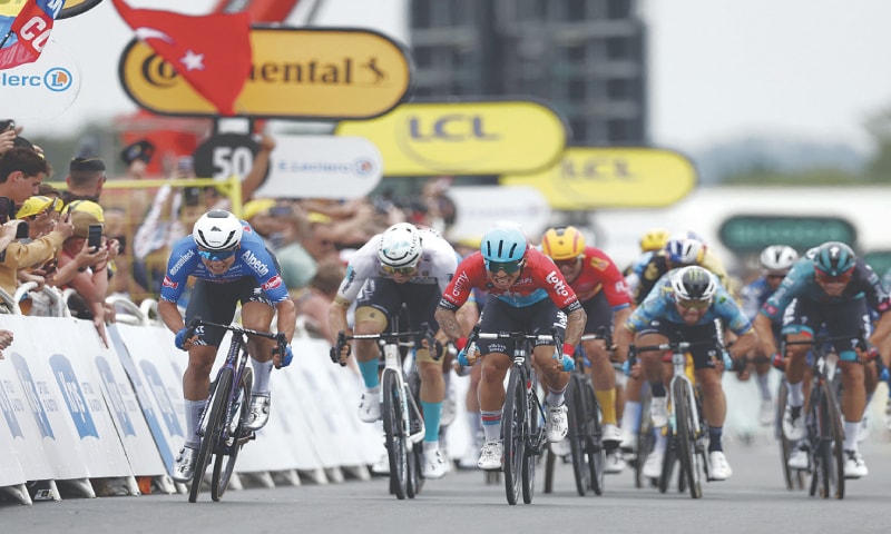 Philipsen claims Tour double in crash-marred finale - Newspaper - DAWN.COM