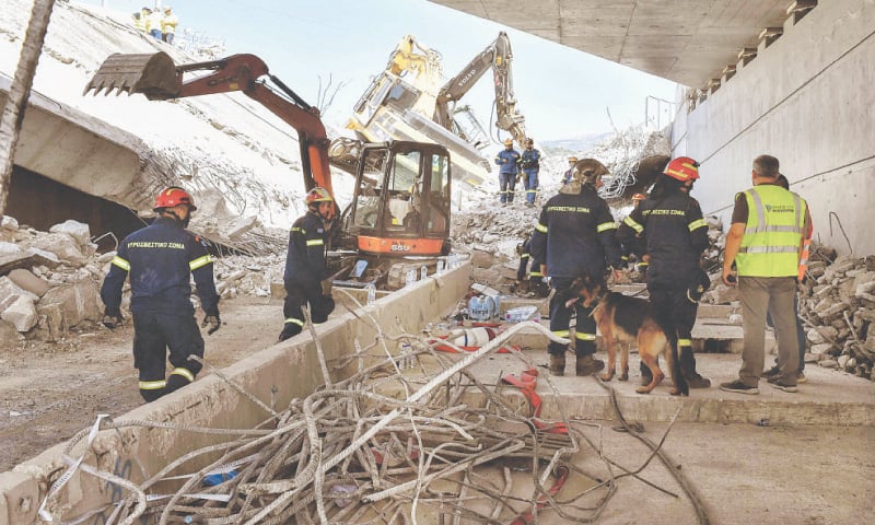 Bridge collapse in Greece kills one, injures eight - Newspaper - DAWN.COM